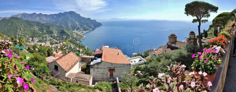 Ravello - Panoramica Dai Giardini Del Belvedere Di Villa Rufolo Stock ...
