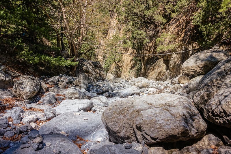 Ravina Nas Montanhas Com Muitas Grandes Rochas Foto de Stock - Imagem ...