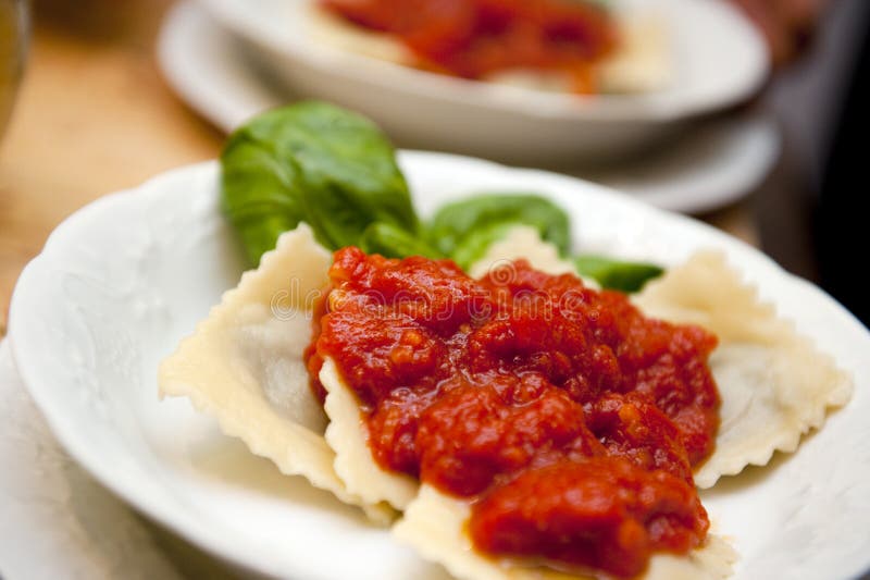 Ravioli Italiani Su Un Piatto Bianco Immagine Stock - Immagine di ...