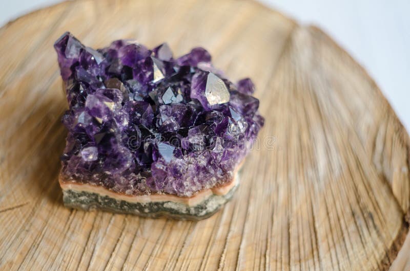 Raw Amethyst Rock with Reflection on Natural Wood Crystal Ametist Stock ...