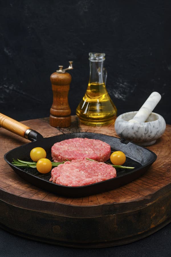 Raw Beef Burger Patty on Frying Pan Stock Image - Image of garlic, cast ...