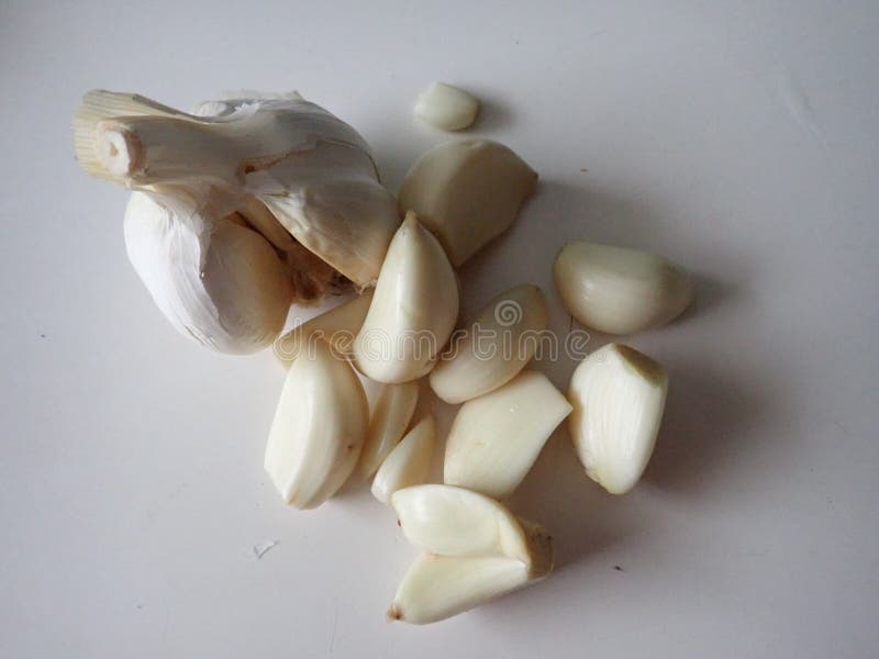 Raw garlic on a table stock image. Image of nutrition - 264502989