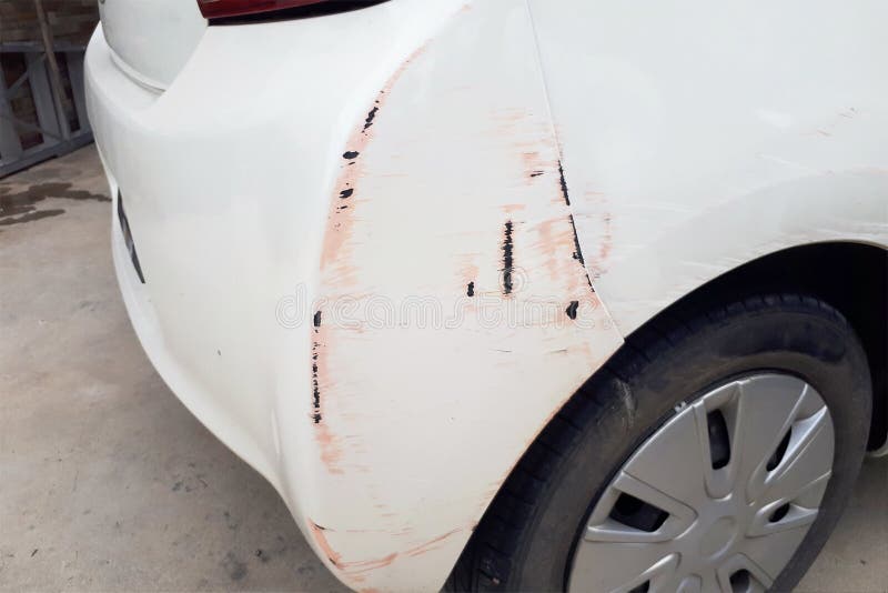 Rayado en el auto blanco foto de archivo. Imagen de calle - 183546588