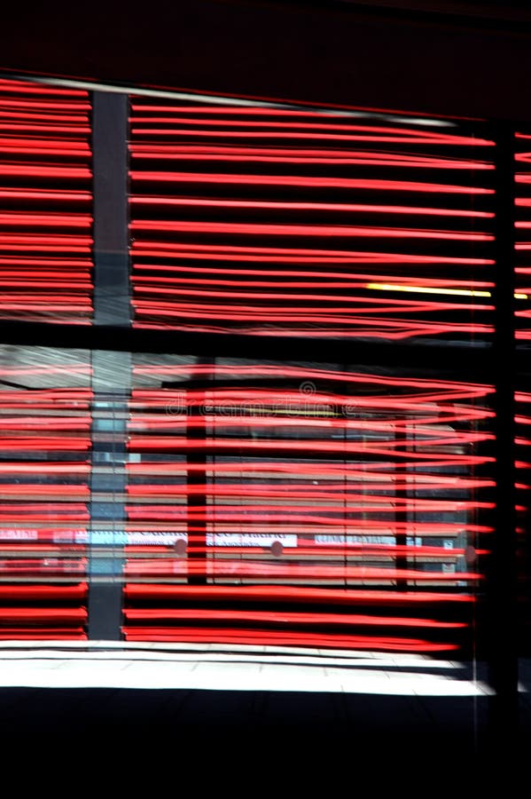 Rayas De Luces De Neón Rojas, Con Reflexiones Foto de archivo - Imagen ...