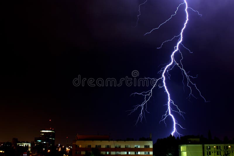 Rayo foto de archivo. Imagen de potencia, rayo, bucarest - 10896466