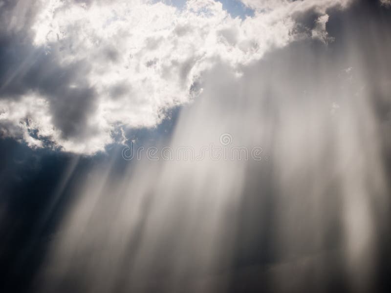 Rayo de luz imagen de archivo. Imagen de cielo, rayo, nubes - 9852367