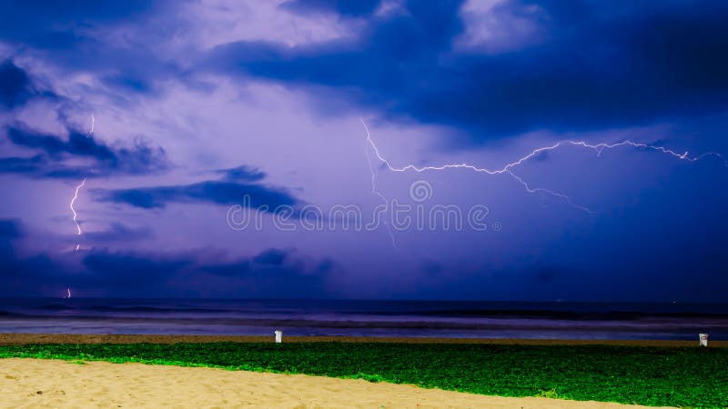 Rayo foto de archivo. Imagen de cubo, aldea, tormenta - 239944814