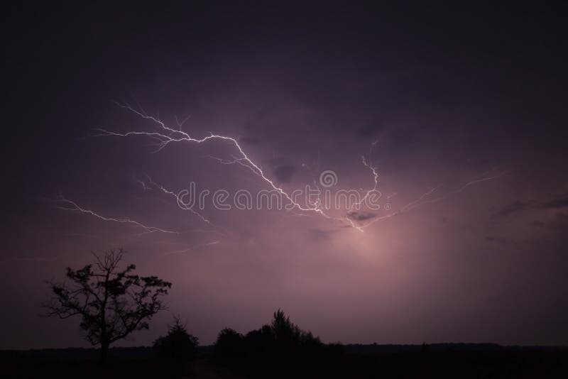 Rayo grande foto de archivo. Imagen de nube, trueno, exterior - 3029502