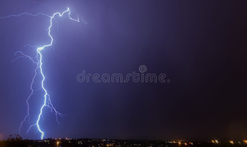 Rayo grande a la tierra imagen de archivo. Imagen de paisaje - 113316879