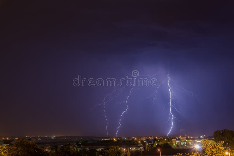Rayo grande a la tierra imagen de archivo. Imagen de impresionante ...