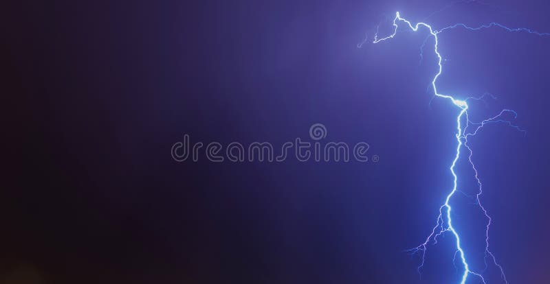 Rayo grande a la tierra foto de archivo. Imagen de potencia - 134846180