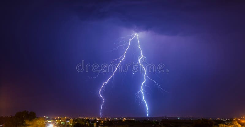 Rayo grande a la tierra foto de archivo. Imagen de chispa - 134964976