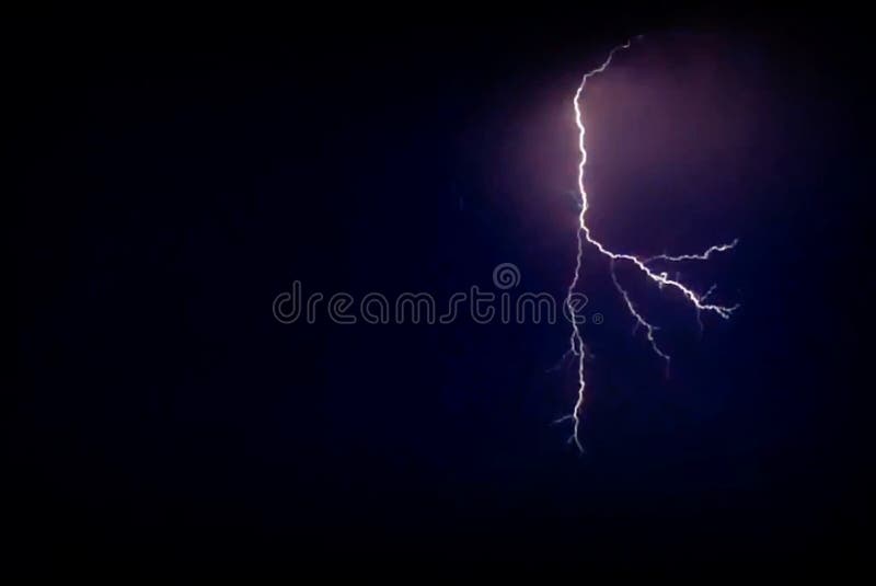 Un Rayo Morado Golpea El Suelo Del Desierto Desde Una Tormenta Tras La ...