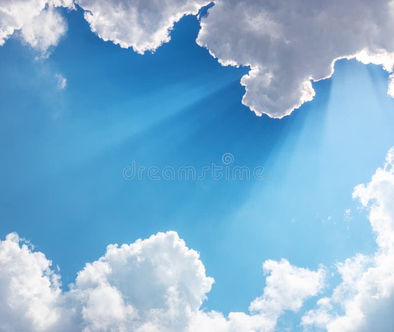 Rayo Solar Y Nubes En Cielo Azul Imagen de archivo - Imagen de aire ...