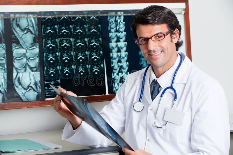 Rapport De Rayon X De Holding De Radiologue Tandis Que Patient Se ...