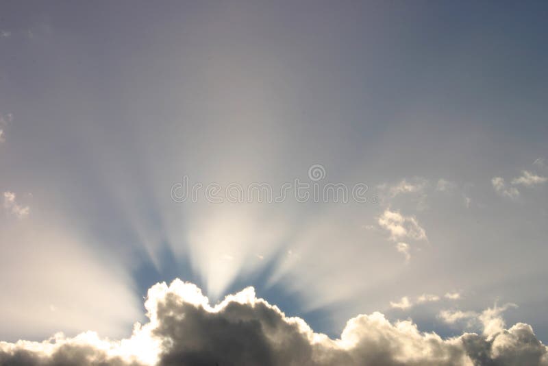 Rayos de sol foto de archivo. Imagen de cielo, sunbeams - 44872