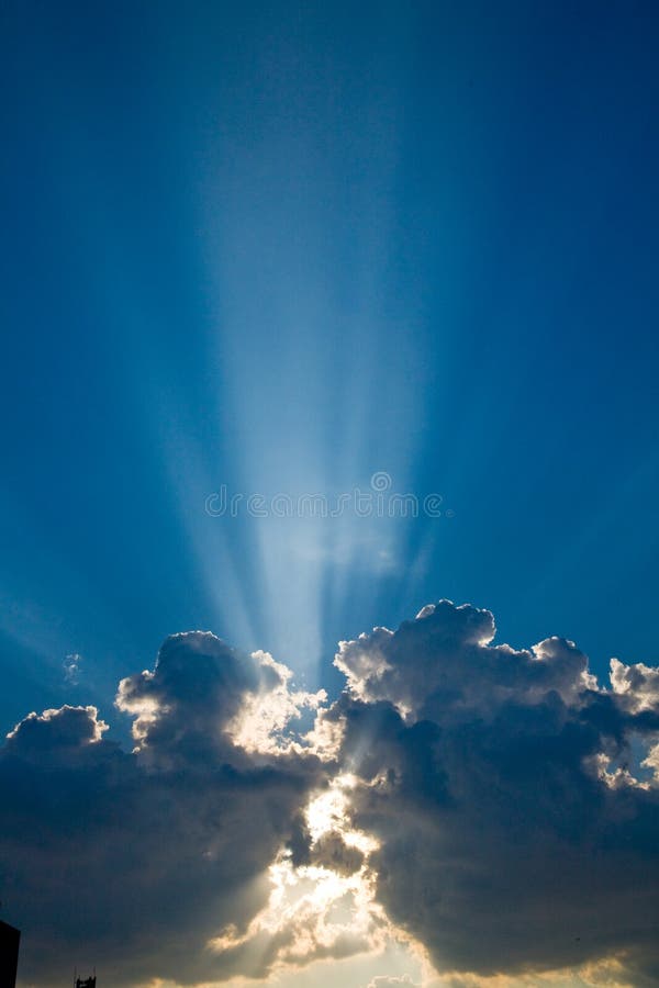 Rayos De Sol Azules #4 De Las Nubes De Los Skys Foto de archivo ...