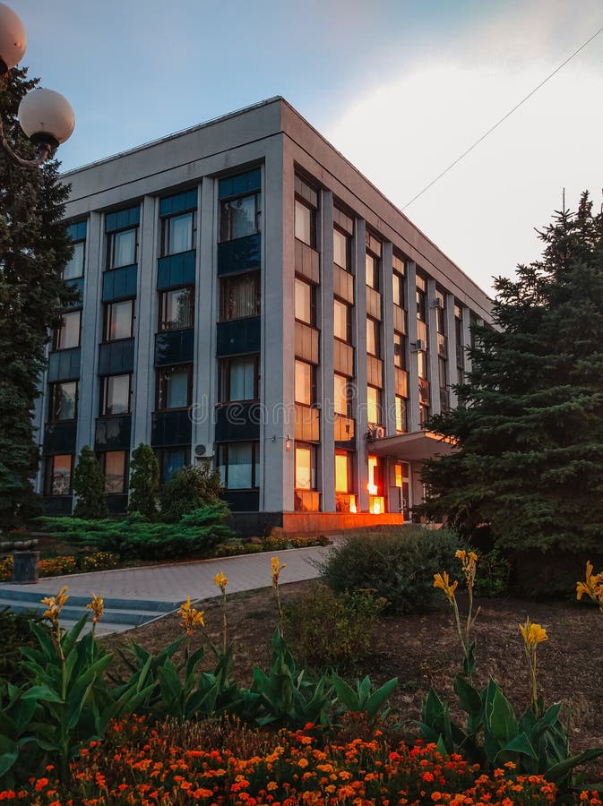 Rayos De Sol En Las Ventanas Del Edificio Imagen de archivo - Imagen de ...