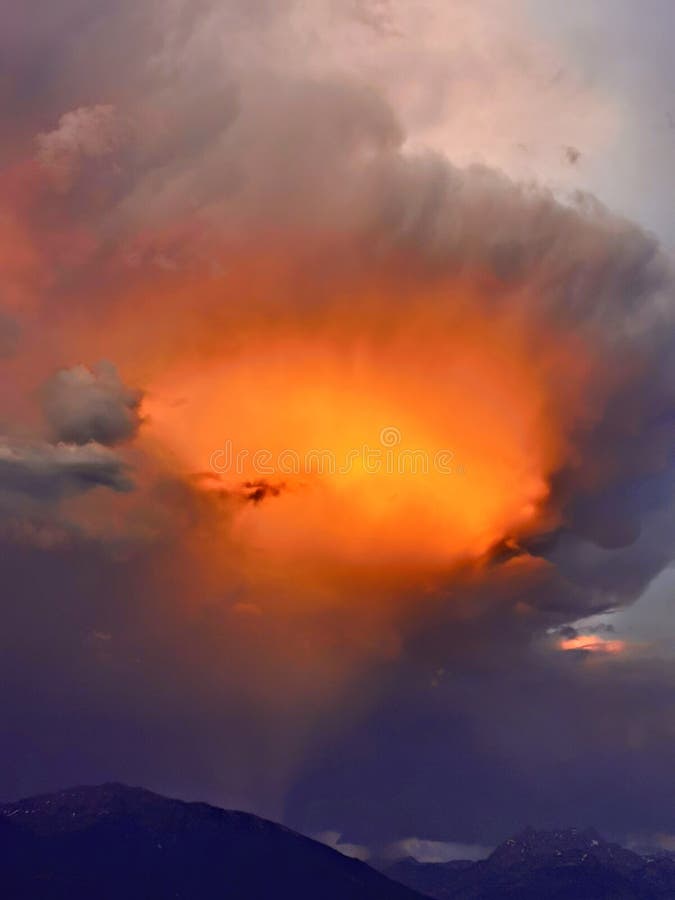 Rayos De Sol Iluminan Nubes De Tormenta Suiza Como Un Incendio Dentro ...