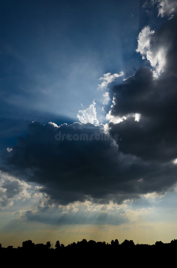 Reflexión De Los Primeros Rayos Del Sol Imagen de archivo - Imagen de ...
