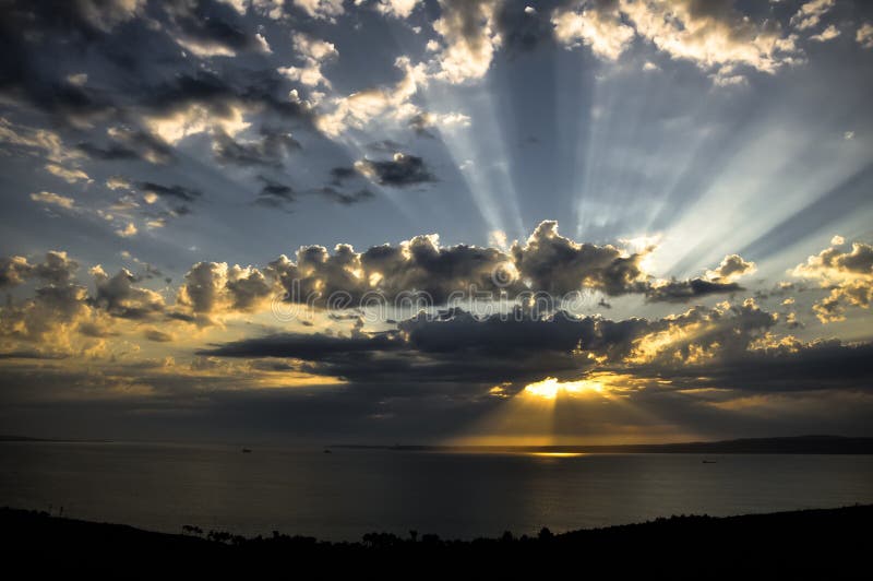 Rayos Solares En La Puesta Del Sol Imagen de archivo - Imagen de ...