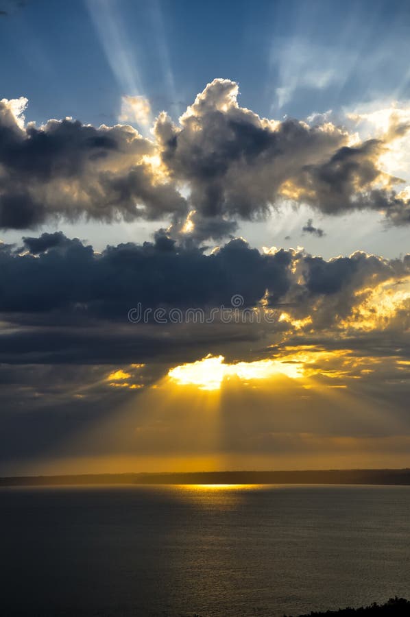Rayos Solares En La Puesta Del Sol Imagen de archivo - Imagen de ...