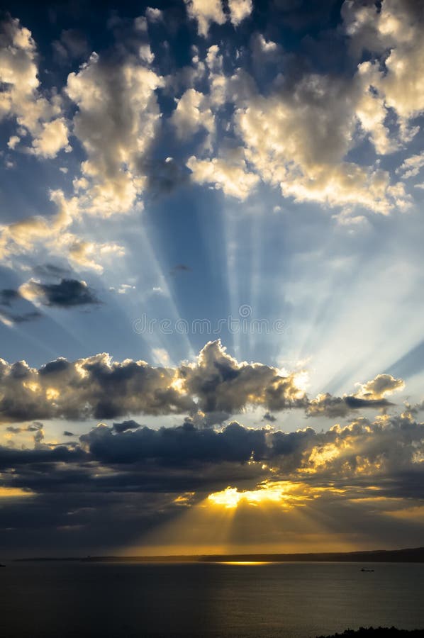 Rayos Solares En La Puesta Del Sol Imagen de archivo - Imagen de ...