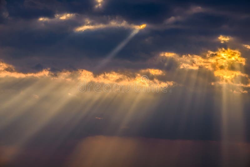 Rayos Solares Entre Las Nubes Imagen de archivo - Imagen de sunset ...