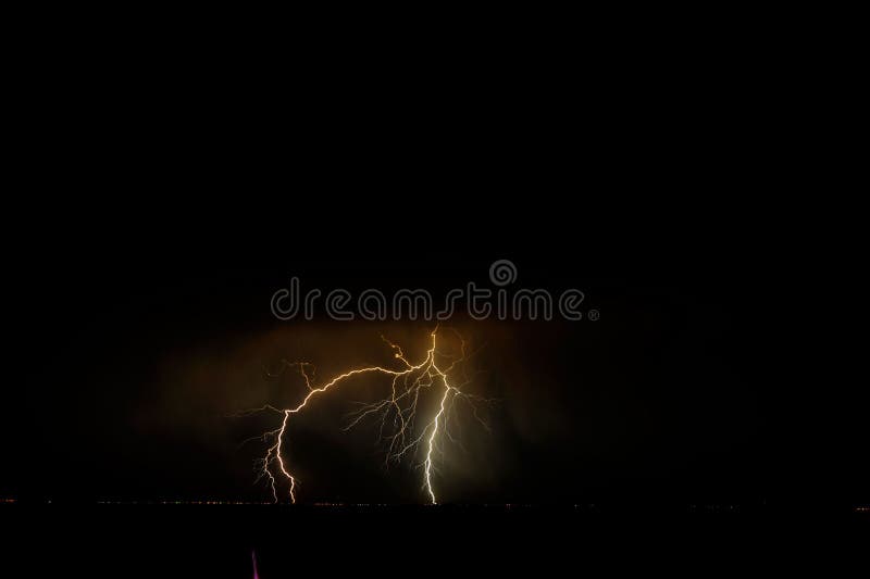Rayos Y Nubes De Tormenta Sobre El Mar Y La Ciudad. Imagen de archivo ...