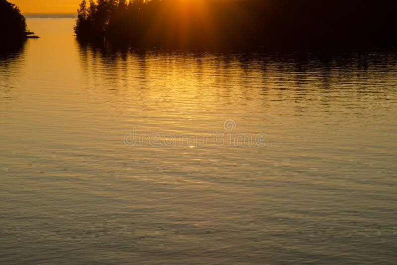 Rays Setting Sun Behind Silhouette Island Reflected Water Stock Photos ...