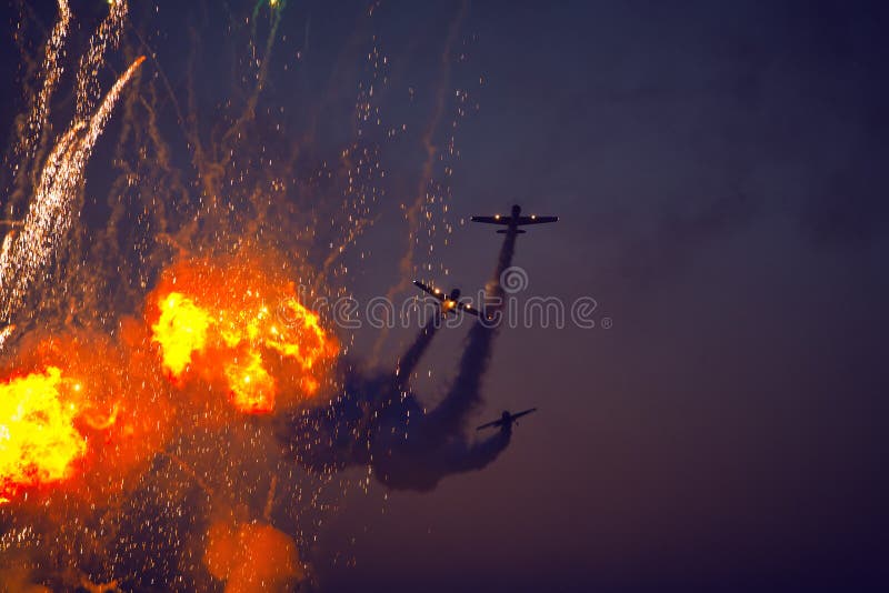 Raza Y Explosiones De Airshow Foto de archivo - Imagen de planos, humo ...