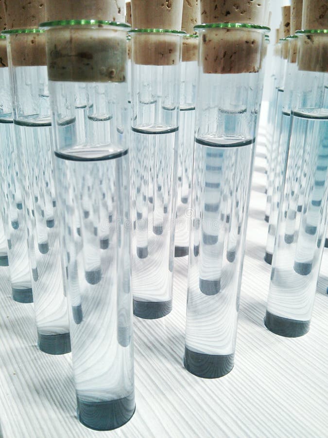 Reageerbuis met vloeistof stock foto. Image of laboratorium - 51533116