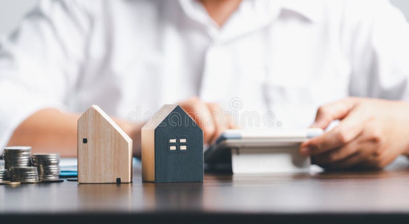 Real Estate Agents Bid Homes in the Project To Explain in Detail To ... Real Estate Agents Bid Homes in the Project To Explain in Detail To ...