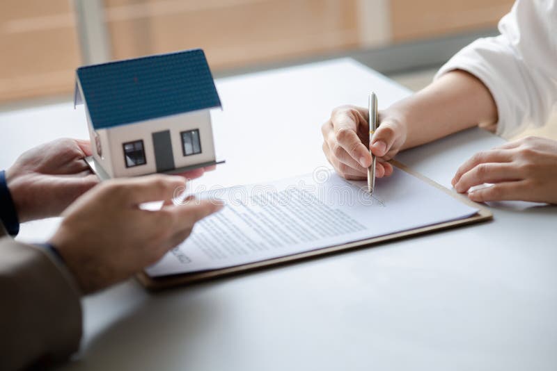 Real Estate Agents Explain Models of Housing Estates in Projects To ...