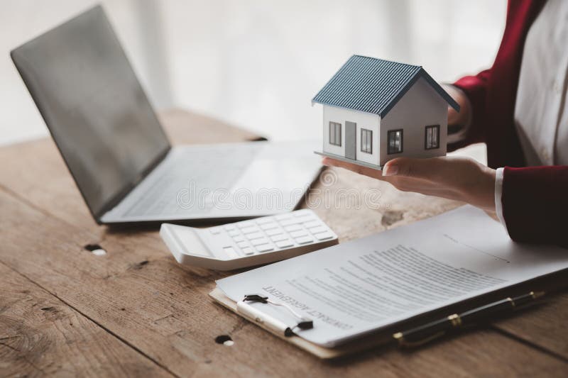 Real Estate Agents Explain Models of Housing Estates in Projects To ...