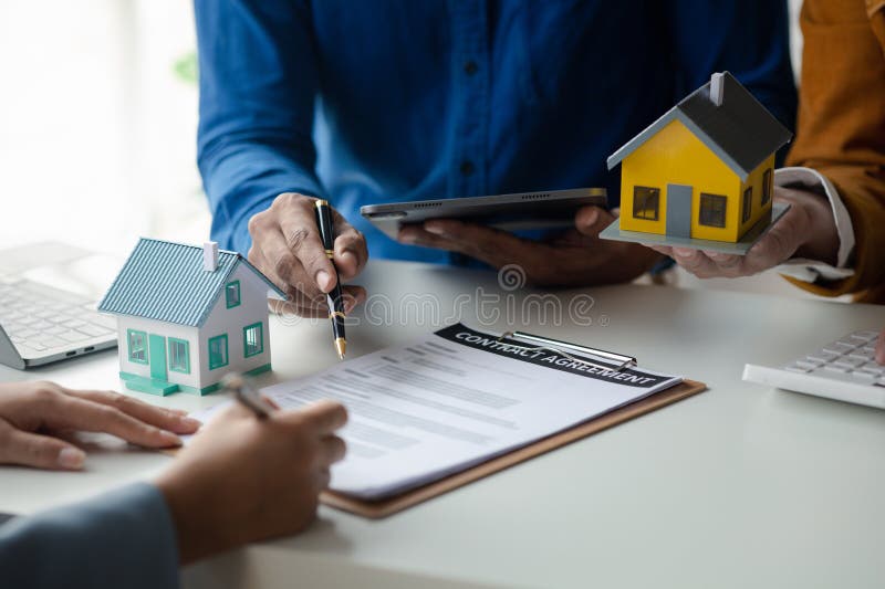 Real Estate Agents Explain Models of Housing Estates in Projects To ...