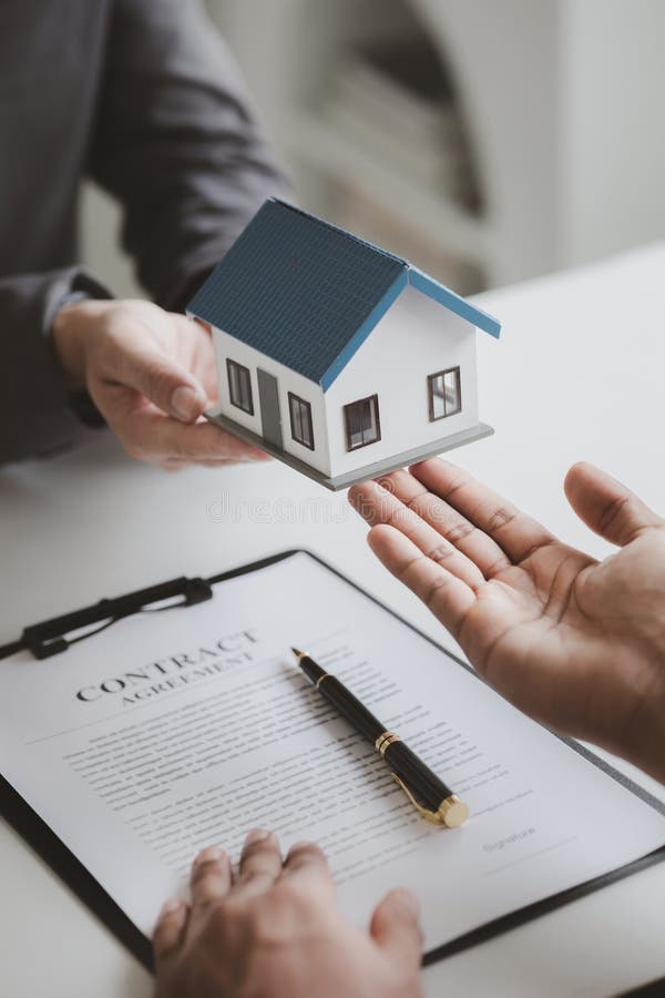 Real Estate Agents Explain Models of Housing Estates in Projects To ...