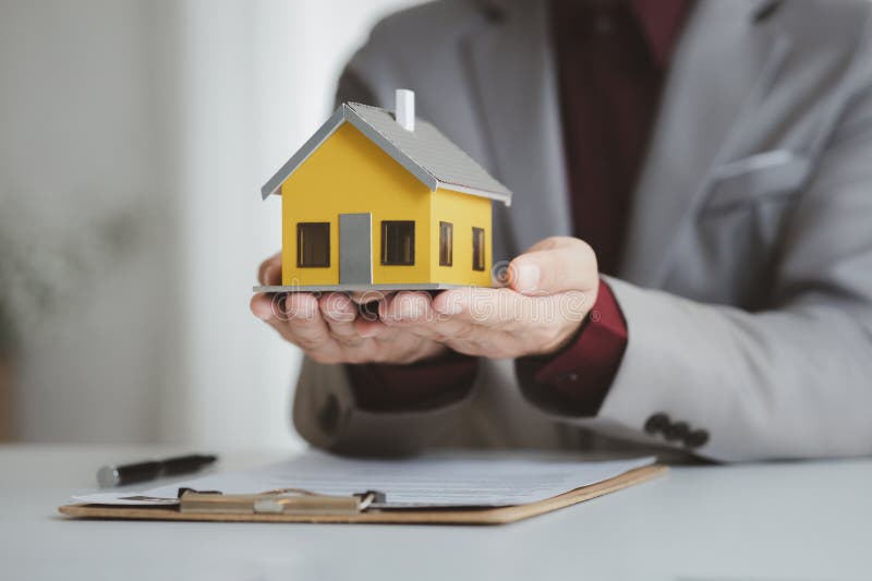 Real Estate Agents Explain Models of Housing Estates in Projects To ...