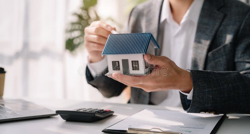 Real Estate Broker Agent Presenting and Consult To Customer To Decision ...