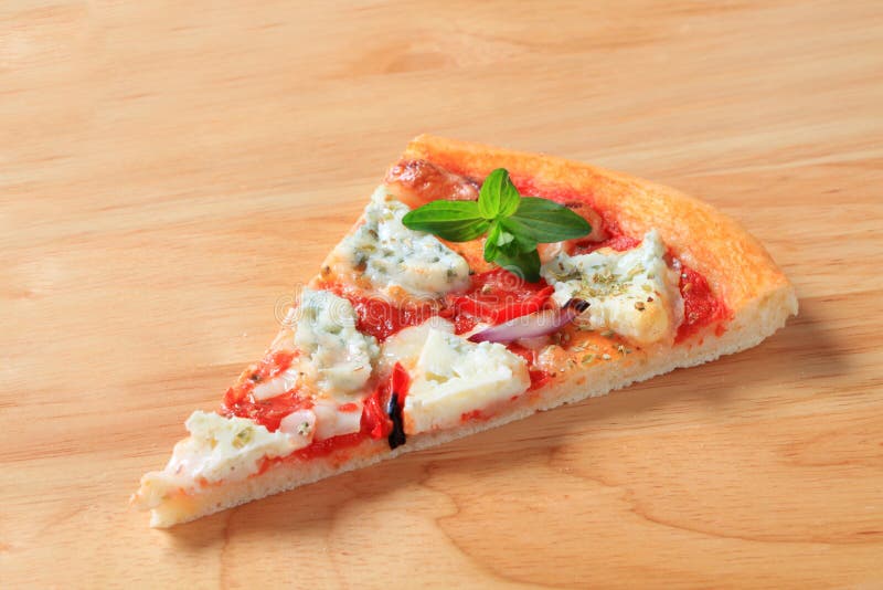 Rebanada de pizza foto de archivo. Imagen de azul, tomate - 55062472