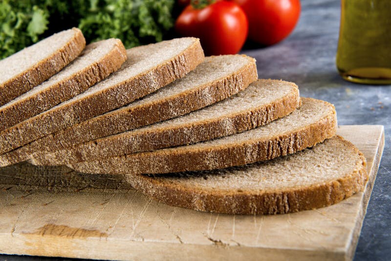 Rebanadas de pan integral imagen de archivo. Imagen de tradicional ...
