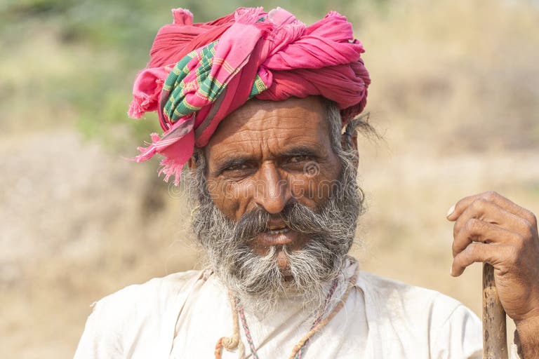 Rebari人 编辑类库存照片. 图片 包括有 男性, 礼服, 偶然, 纵向, 衣裳, 年龄, 人们, 无罪 - 36169423