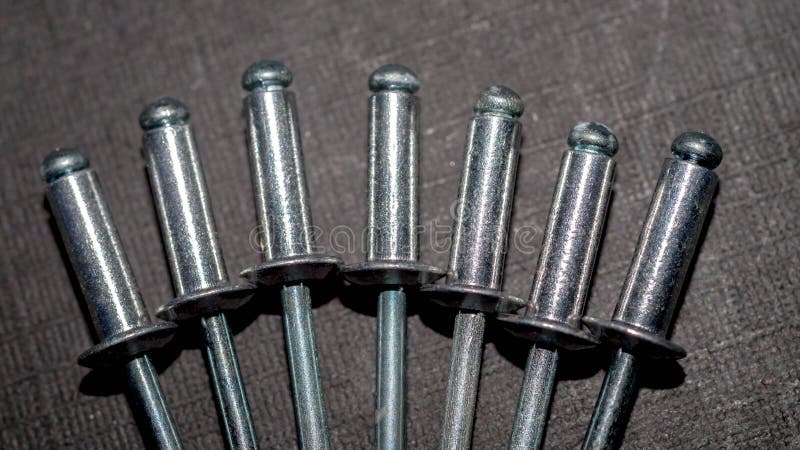 Rebite cego do metal imagem de stock. Imagem de rebitador - 130939829