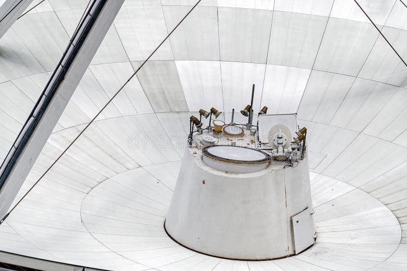 The Receiver and Amplifier Electronics at the Center of the Parabolic ...