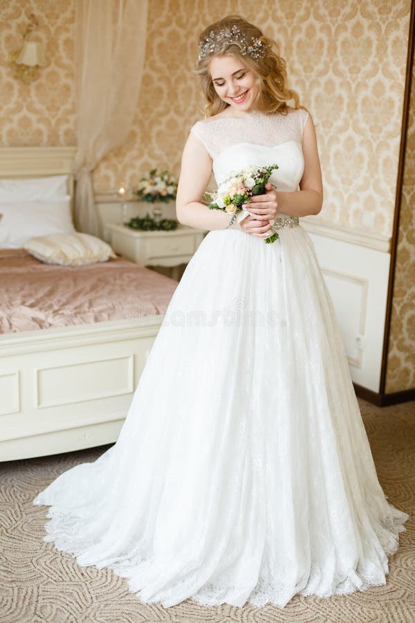 Recht Junge Braut Boudoirmorgen Der Braut Stockbild - Bild von ...