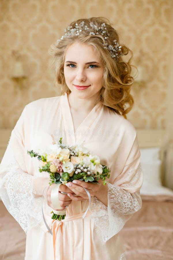 Recht Junge Braut Boudoirmorgen Der Braut Stockbild - Bild von fein ...