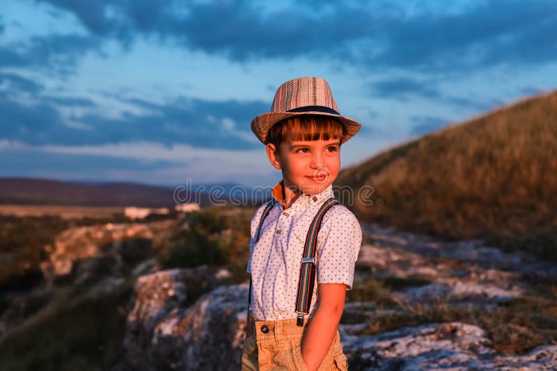Recht Kleiner Junge Im Hut Lächelt Stockbild - Bild von nett, zukunft ...