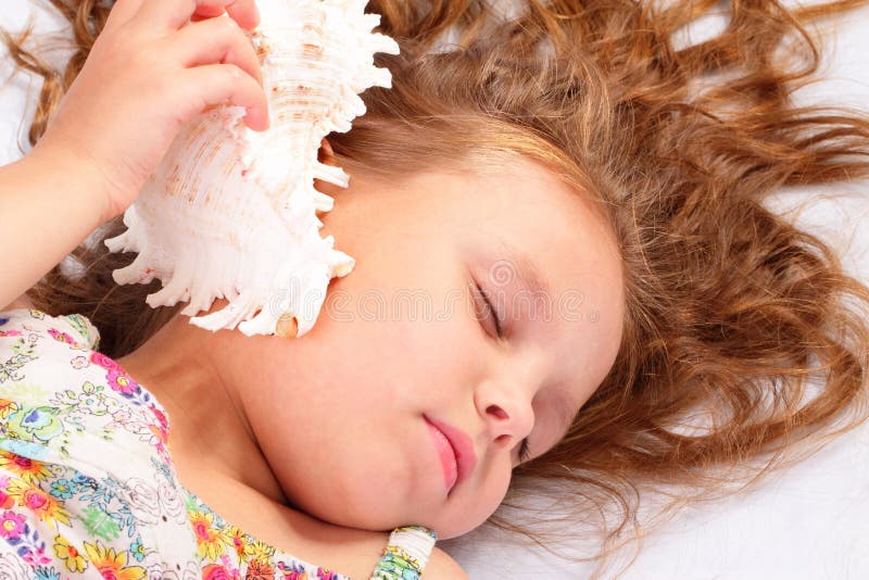 Ruhiges Kleines Mädchen Mit Muschel Und Starfish Stockfoto - Bild von ...