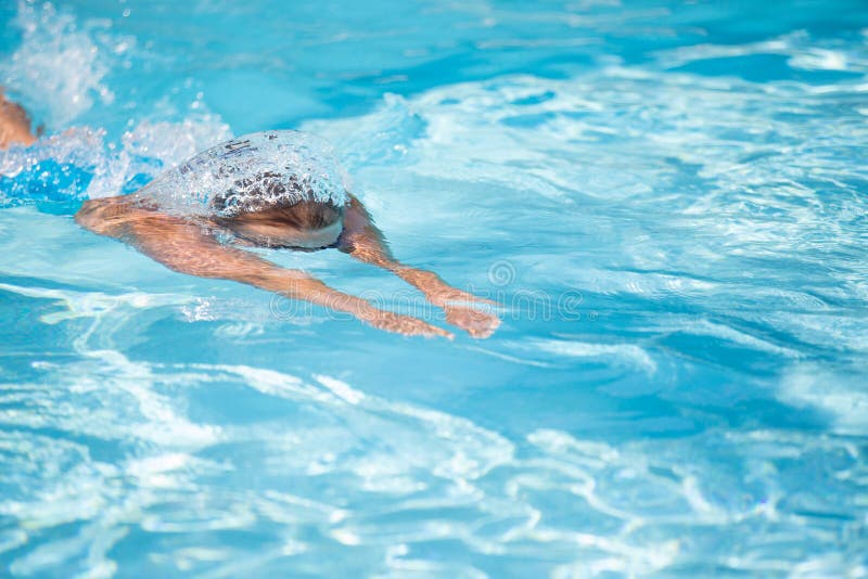 Schwimmer Im Pool Unterwasser Stockbild - Bild von freistil, athletisch ...