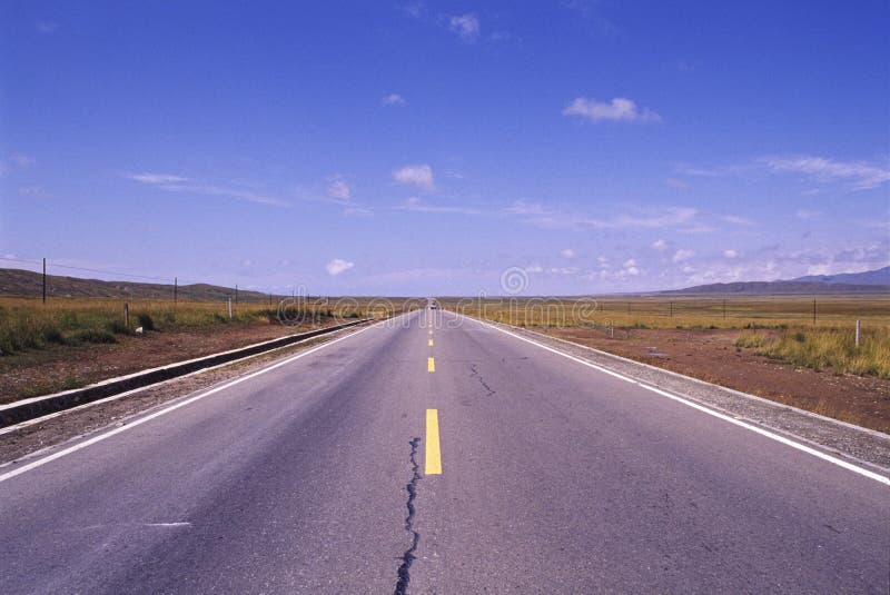 Rechte weg stock afbeelding. Image of hoek, film, auto - 3302183